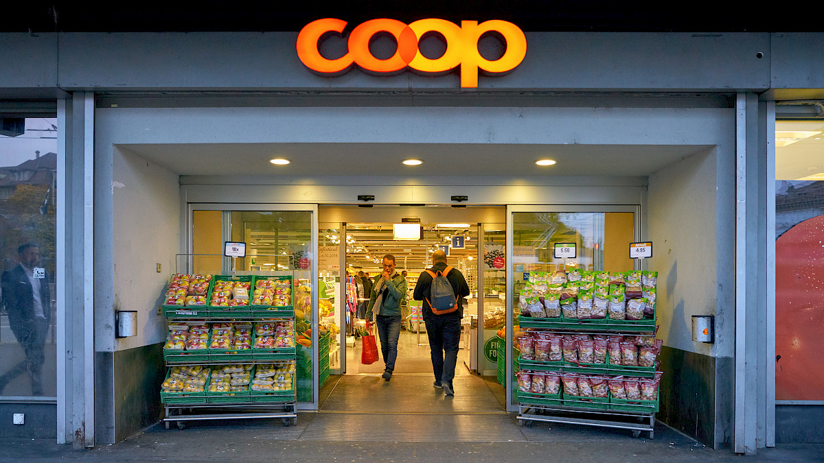 Bei Coop gehen bald auch Finanzprodukte über den Ladentisch | News ...